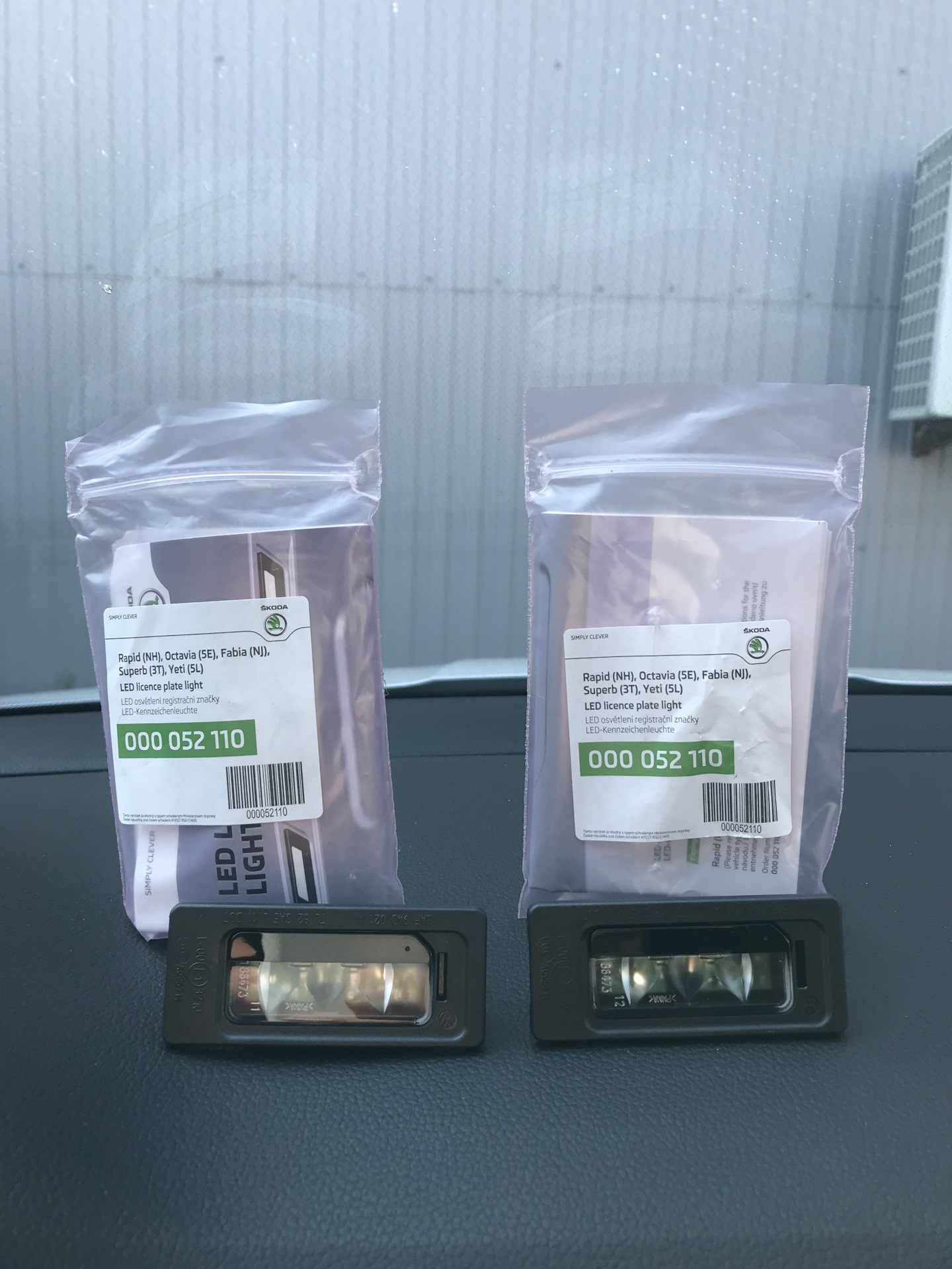 Замена подсветки номерного знака на светодиодную — Skoda Octavia A7 Mk3 ...