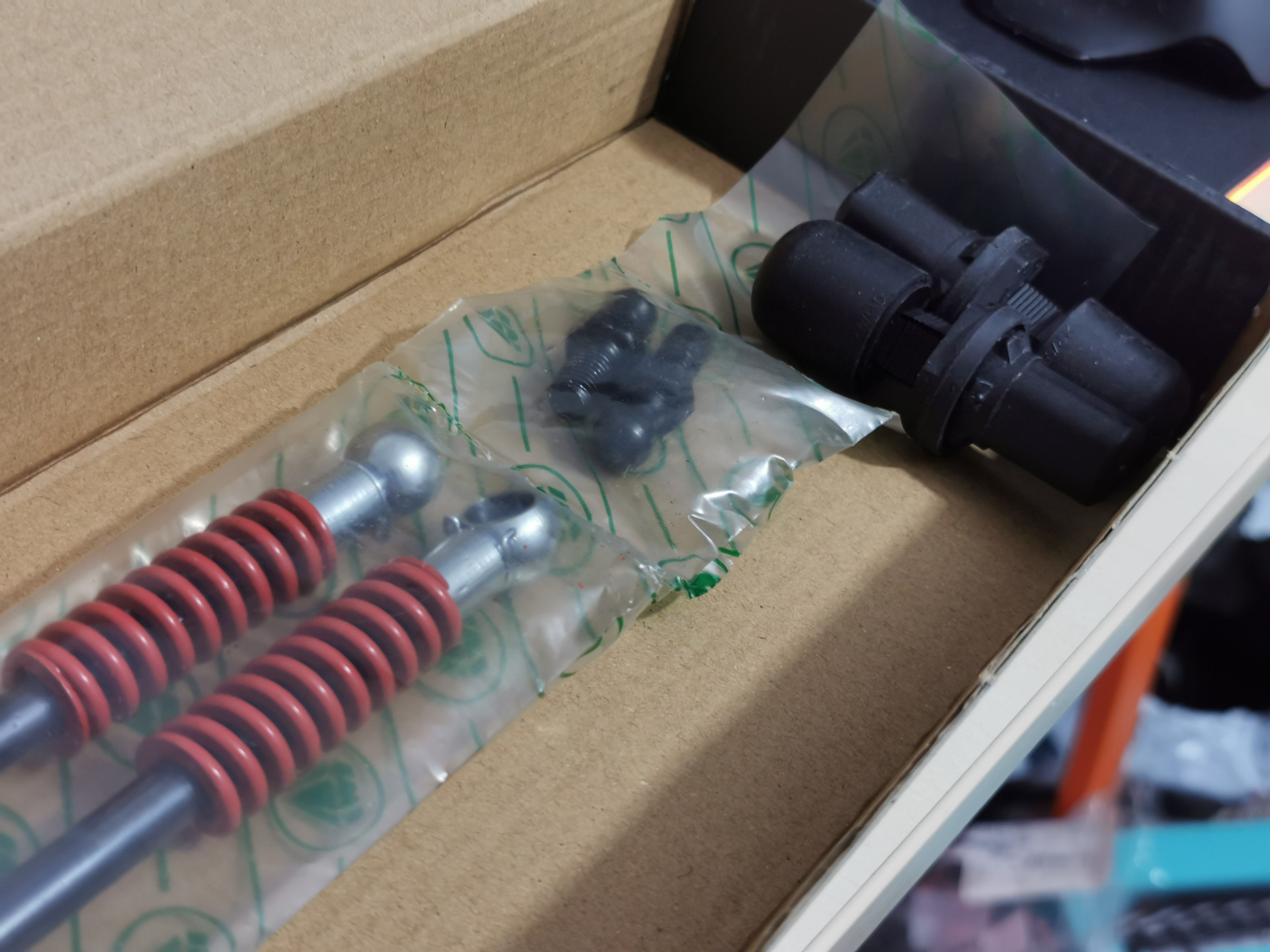 Trunk struts upgrade — Emerald Struts — Volkswagen Scirocco R (1G), 2 л ...