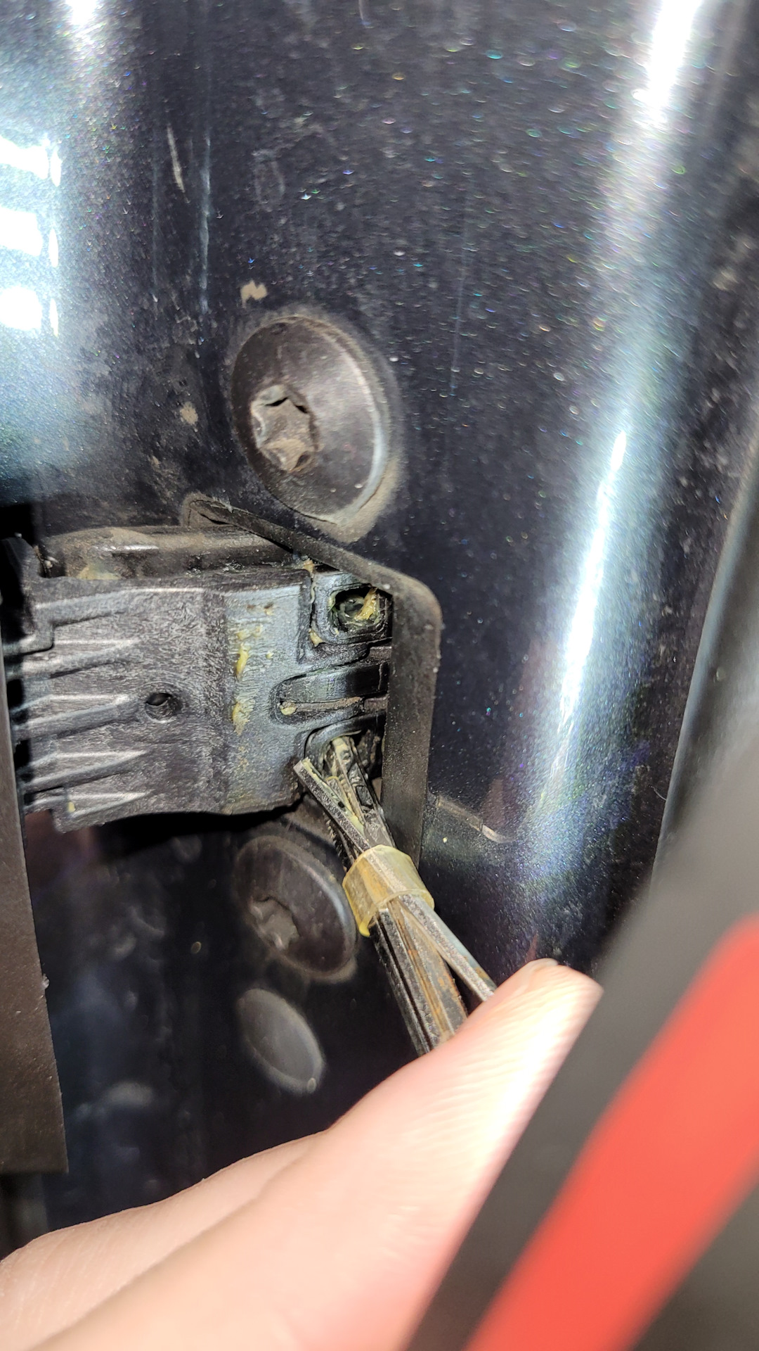 Замена накладки защиты кромки двери — Skoda Kodiaq (1G), 2 л, 2017 года ...