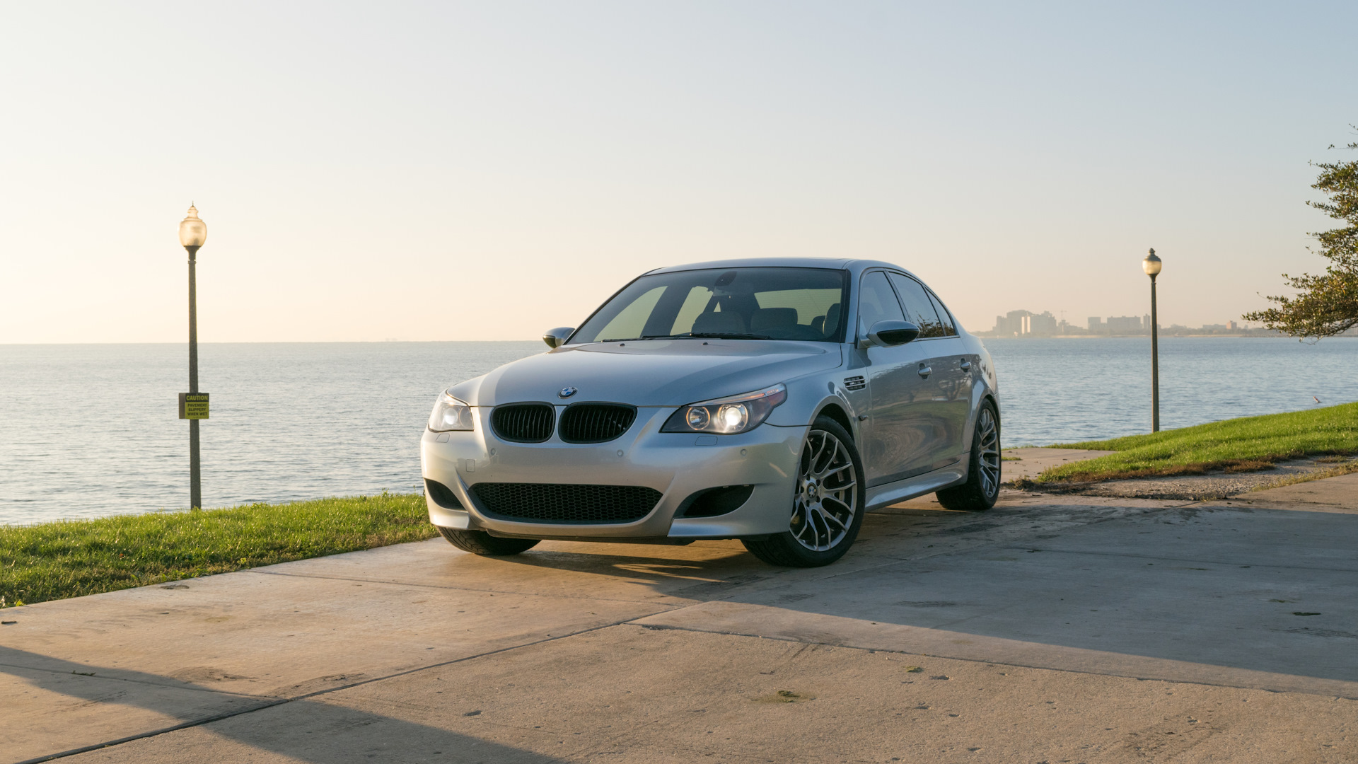 BMW M5 (E60) 5.0 бензиновый 2006 | Silverstone II SMG на DRIVE2