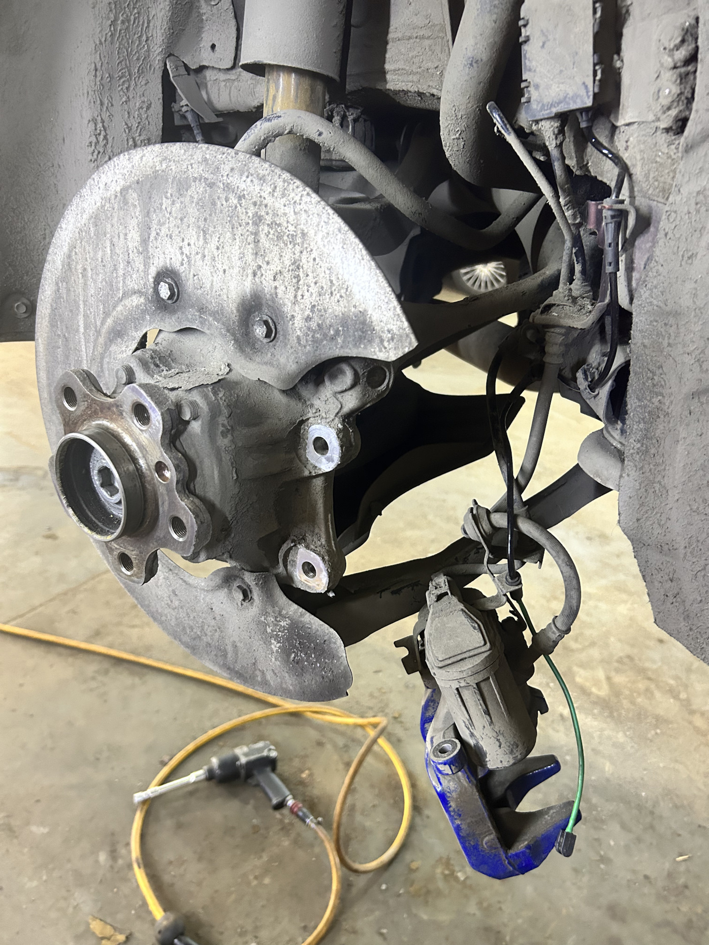 Меняем диски колодки на синих тормозилках) — BMW 3 series (G20), 2 л, 2020 года | визит на ...