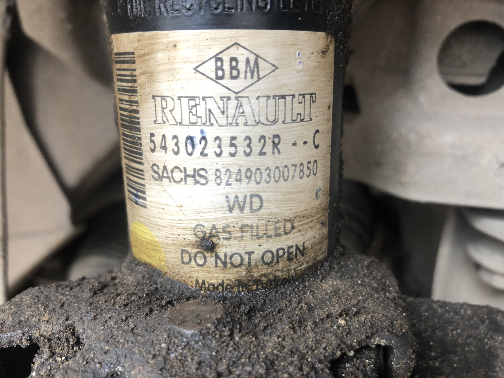 Передние амортизаторы всё. — Renault Megane III, 1,6 л, 2012 года ...