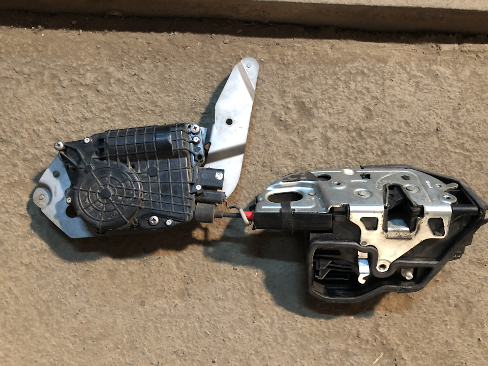 31. S323a Доводчики дверей — BMW 5 series (E60), 3 л, 2004 года ...