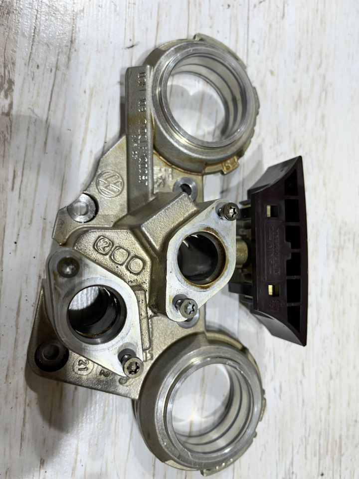 Корпус регуляторов фаз грм Volkswagen Touareg 2012 на Volkswagen ...