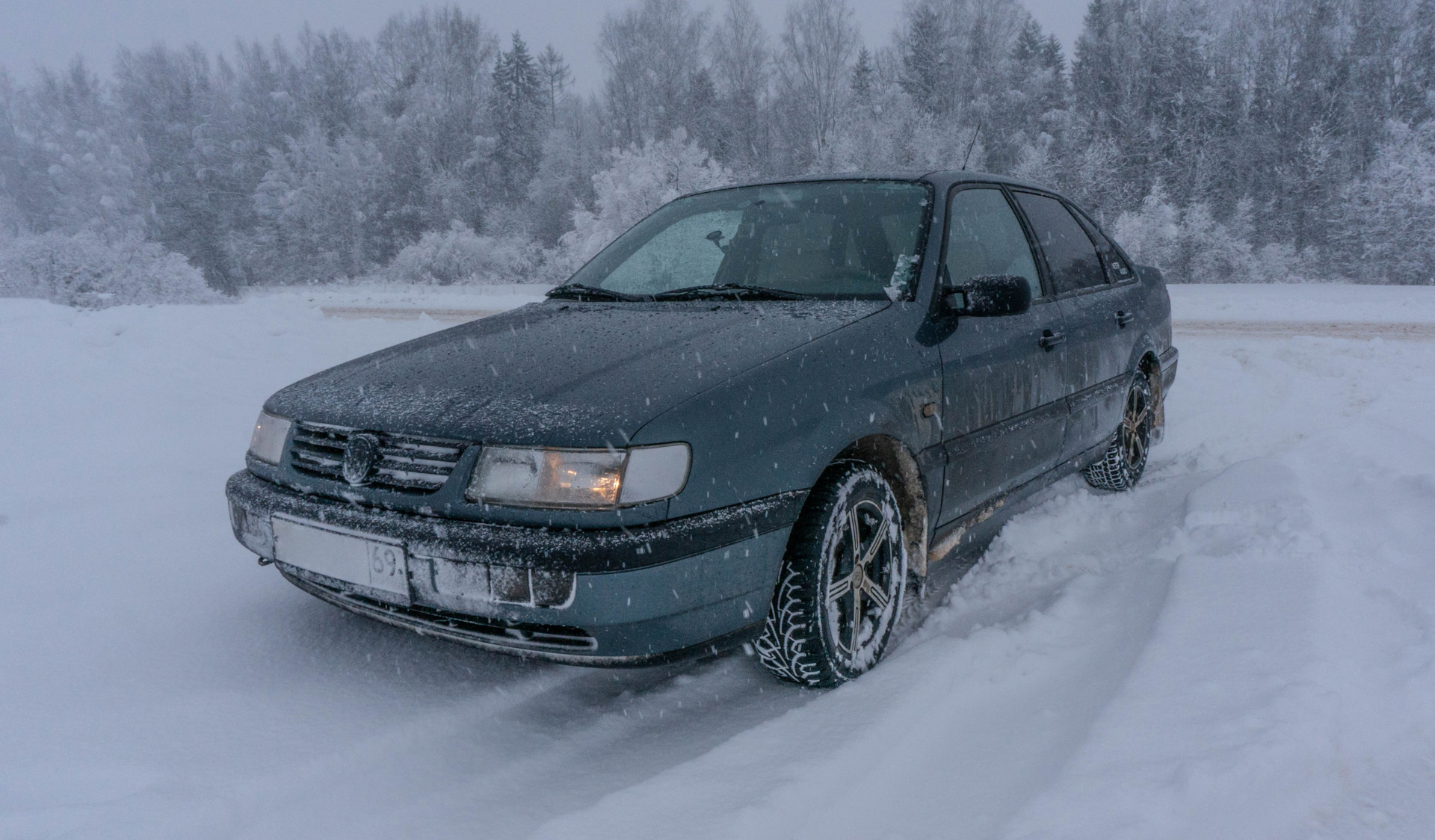 Зимние красоты и любимец в кадре — Volkswagen Passat B4 1 8 л 1996