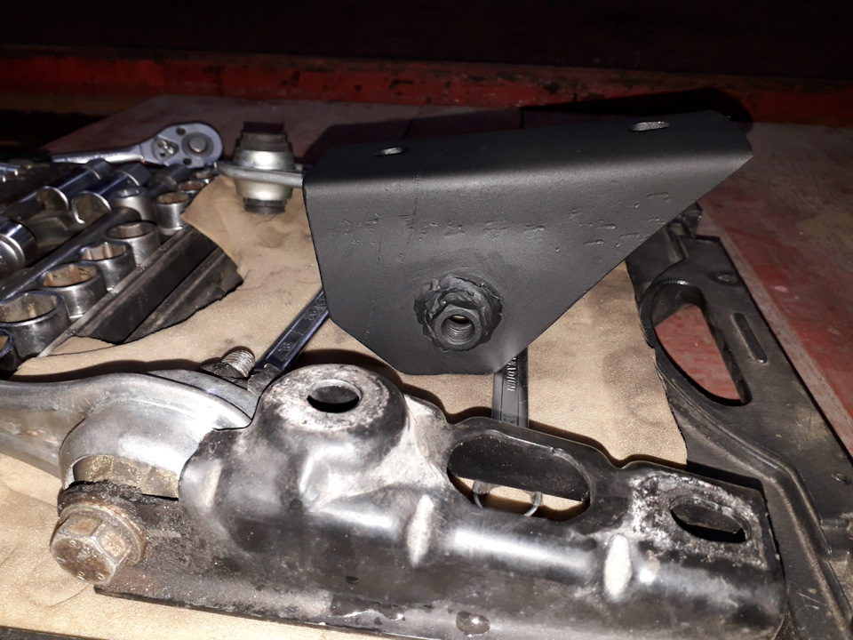 Нижняя подушка двигателя — Renault Logan (2G), 1,6 л., 2016 года ...