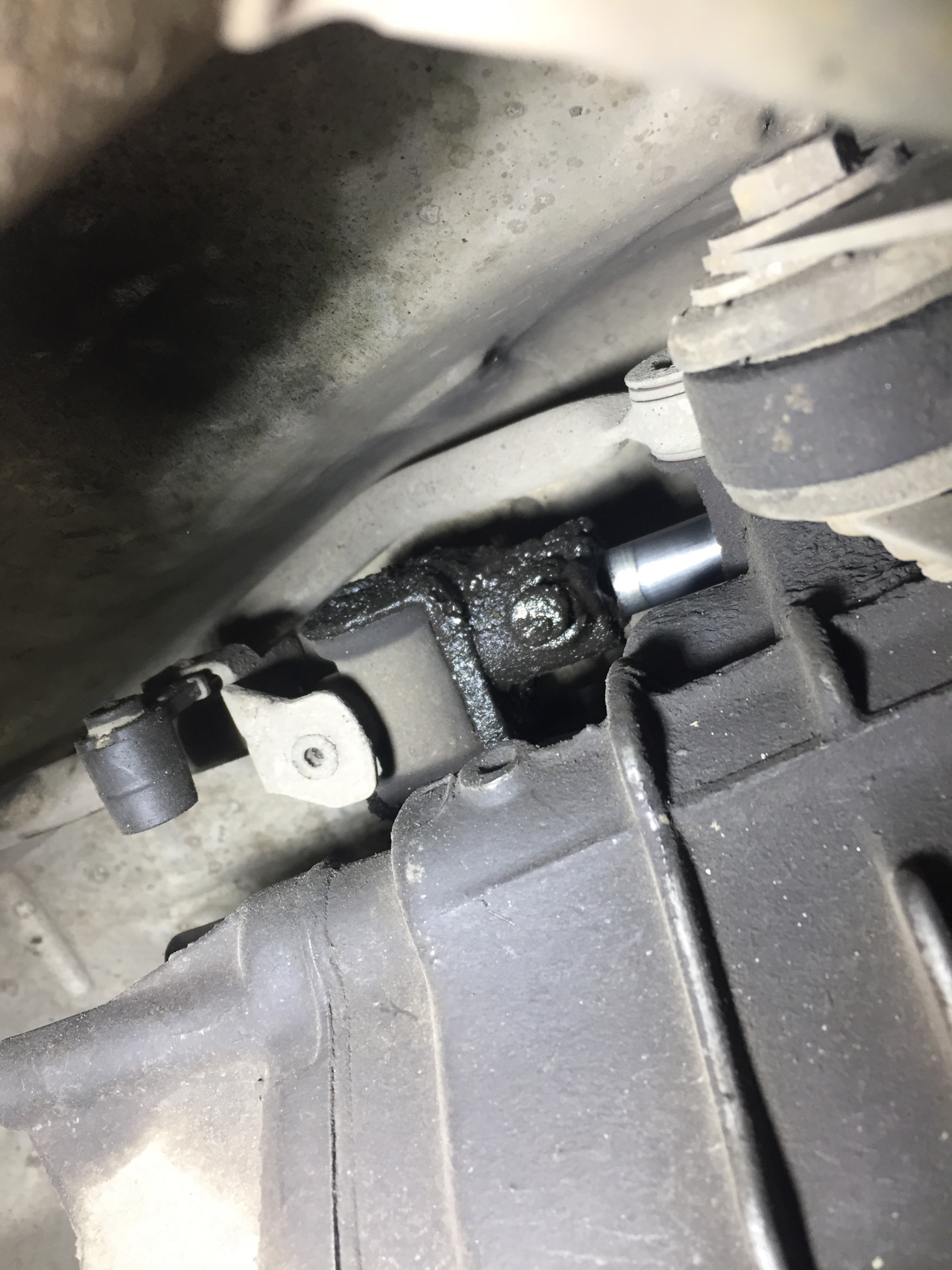 Потёк сальник в коробке — Volkswagen Passat B5, 1,6 л, 2001 года ...