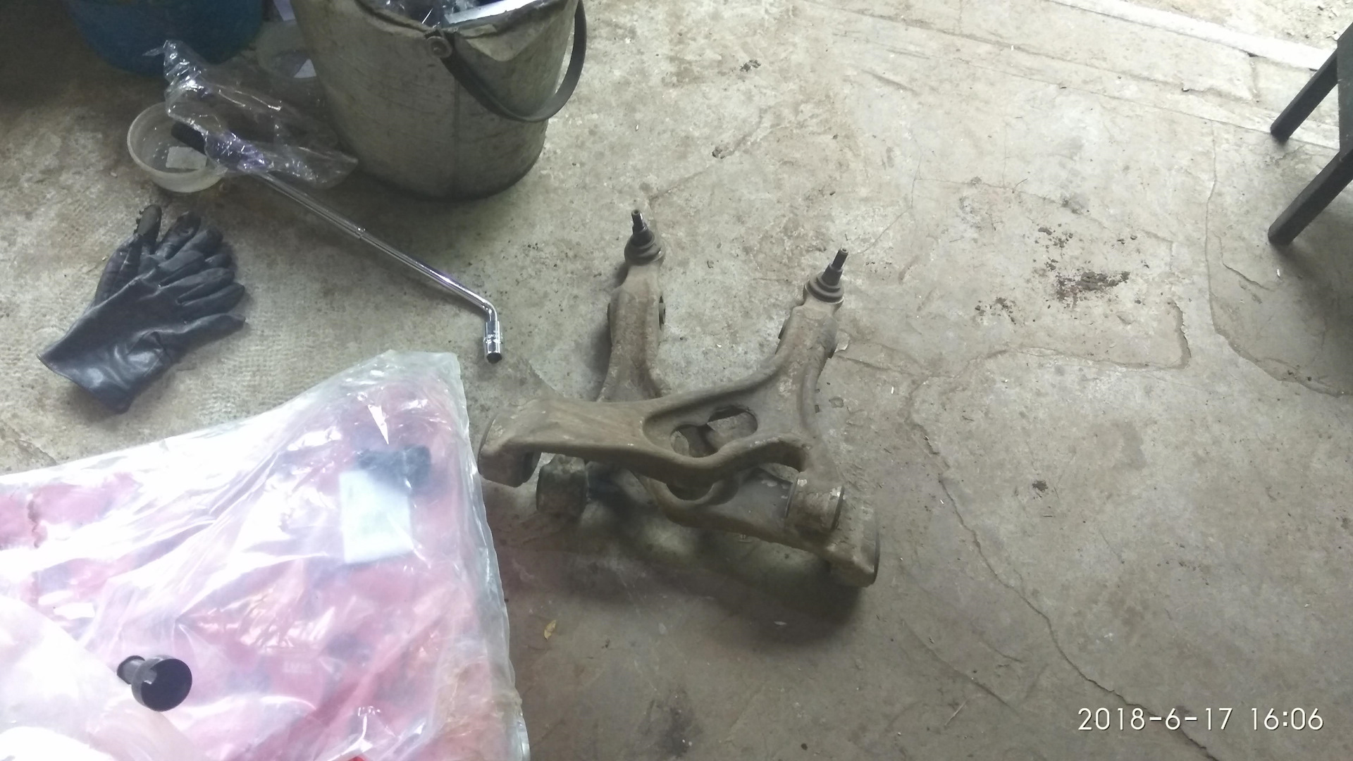 Замена передних нижних рычагов и замена 6 — ти верхних задних рычагов ...