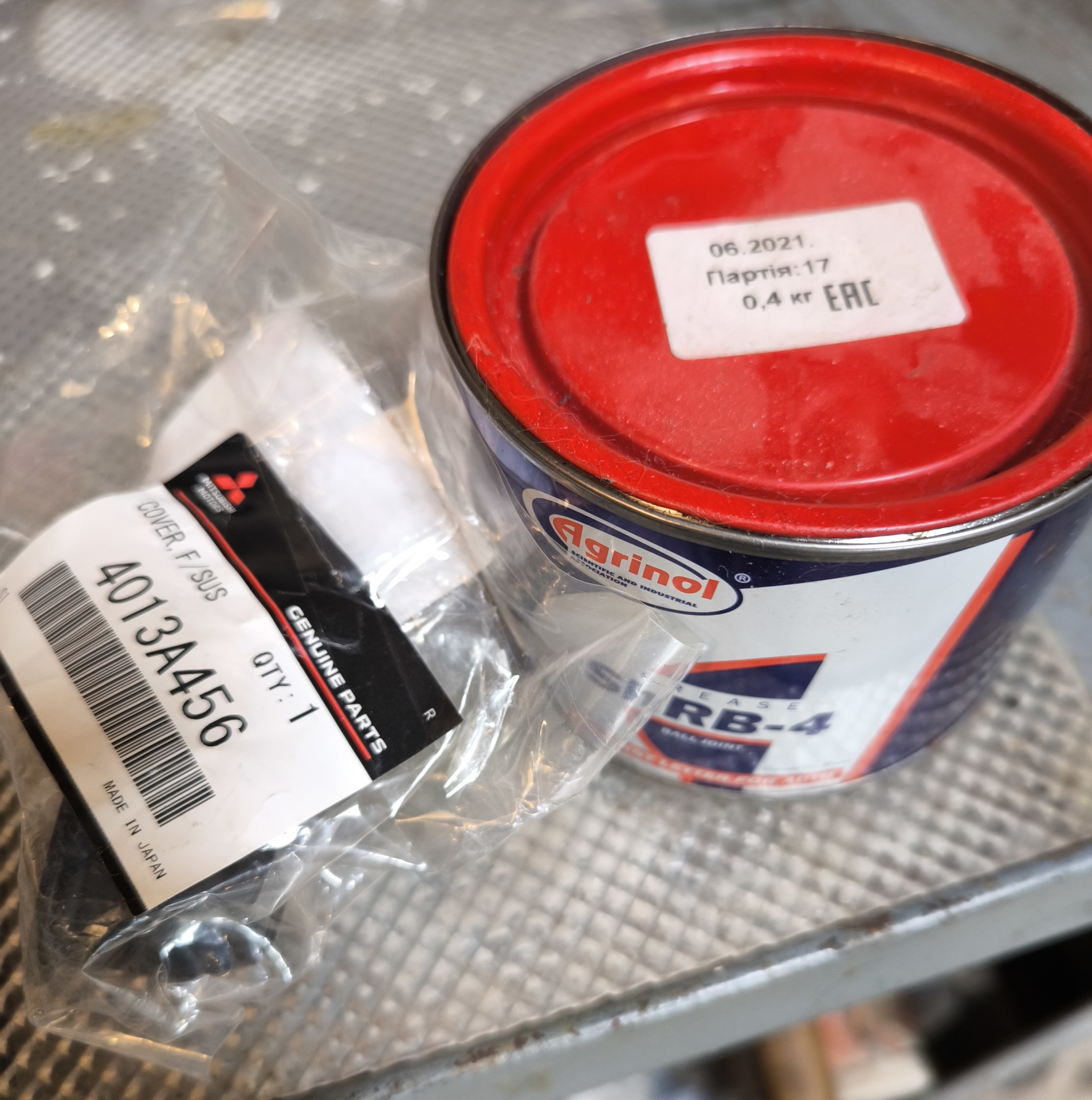 Замена смазки и пыльника левой шаровой опоры — Mitsubishi ASX, 2 л ...