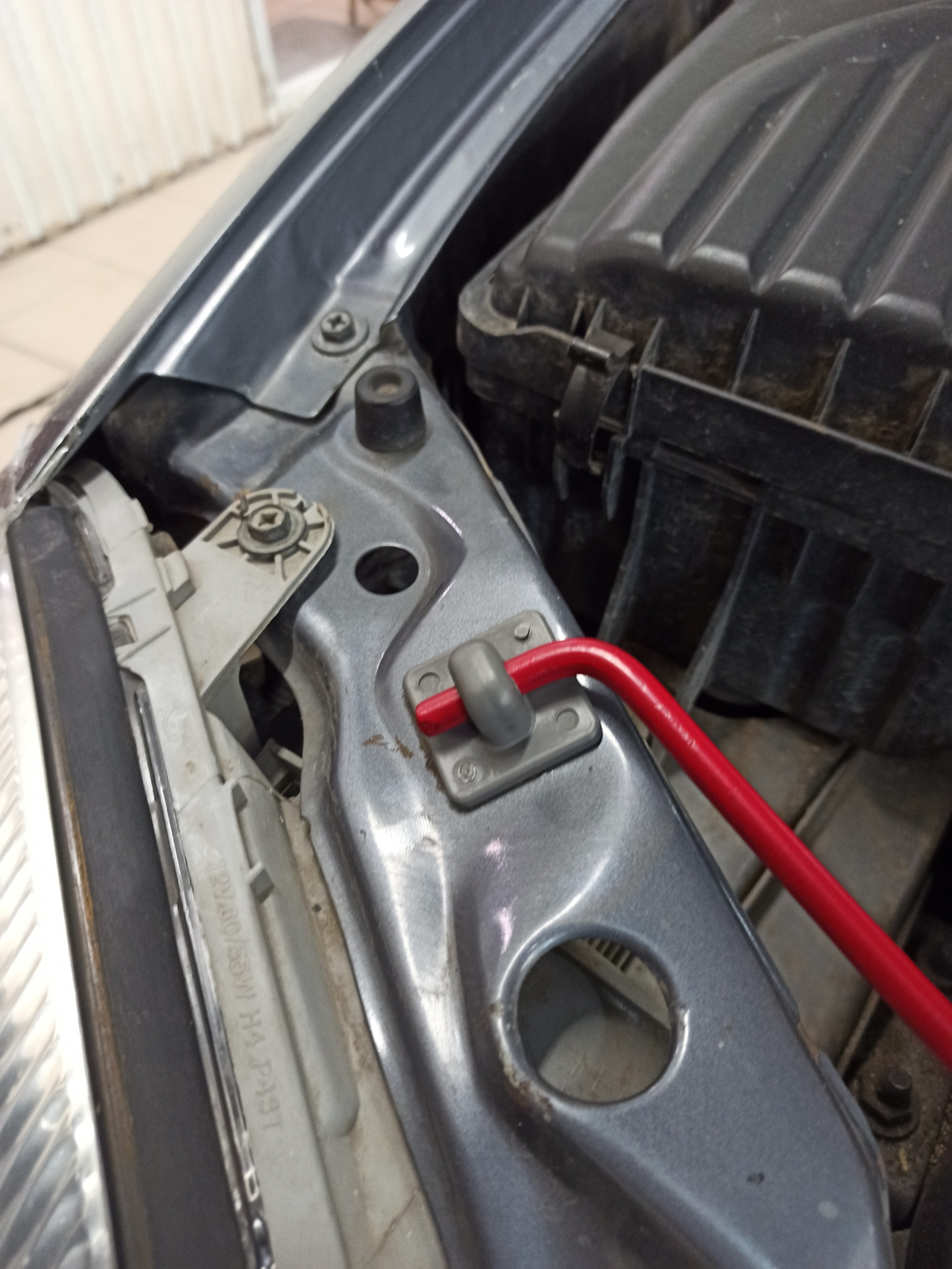 Держатель + кронштейн упора капота — Chevrolet Lanos, 1,5 л, 2006 года ...