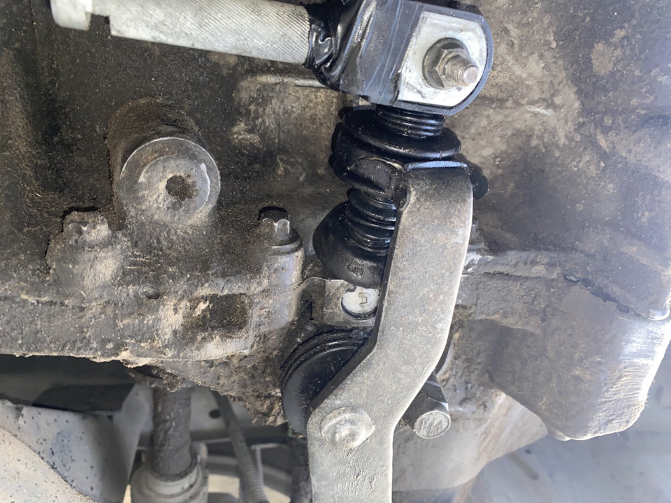 замена втулок кулисы и тяги кпп — Mitsubishi Carisma, 1,6 л, 2003 года ...