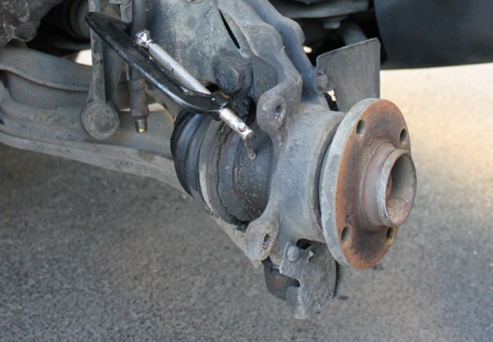 HELP! Болты крепления скобы суппорта — Audi 80 (B4), 2 л, 1992 года ...