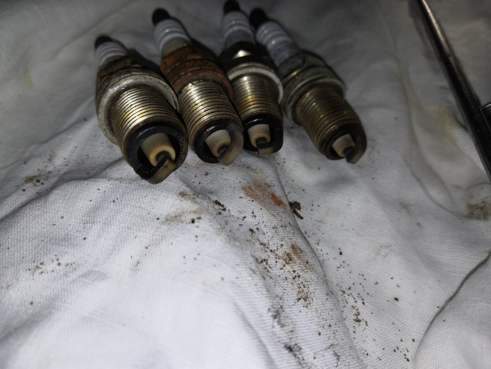 Замена наконечников катушек зажигания — Renault Logan (2G), 1,6 л, 2014 ...