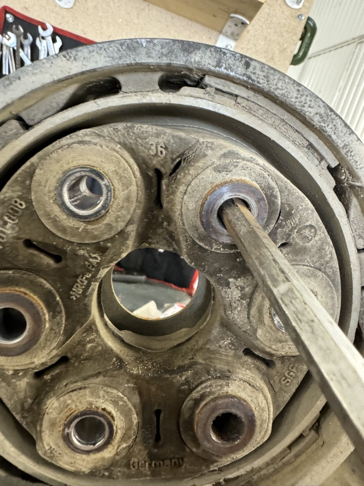 Замена эластичной муфты кардана — Volkswagen Tiguan (1G), 2 л, 2014 ...