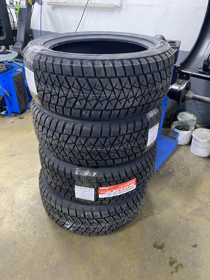 Шины зимние нешипованные Bridgestone 265/50 R20 на Jeep Grand Cherokee ...