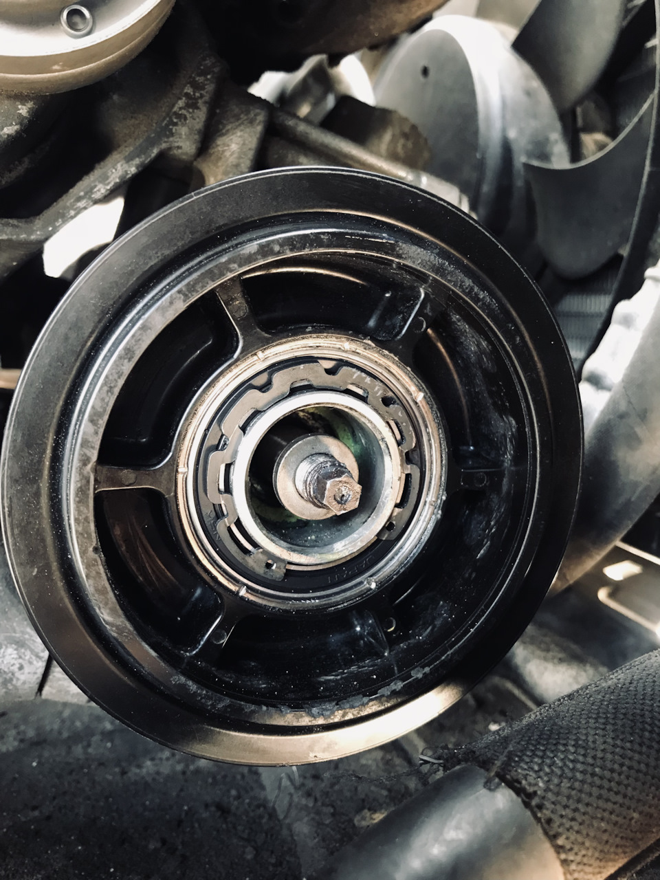 Замена подшипника шкива компрессора кондиционера — Volkswagen Golf Mk6