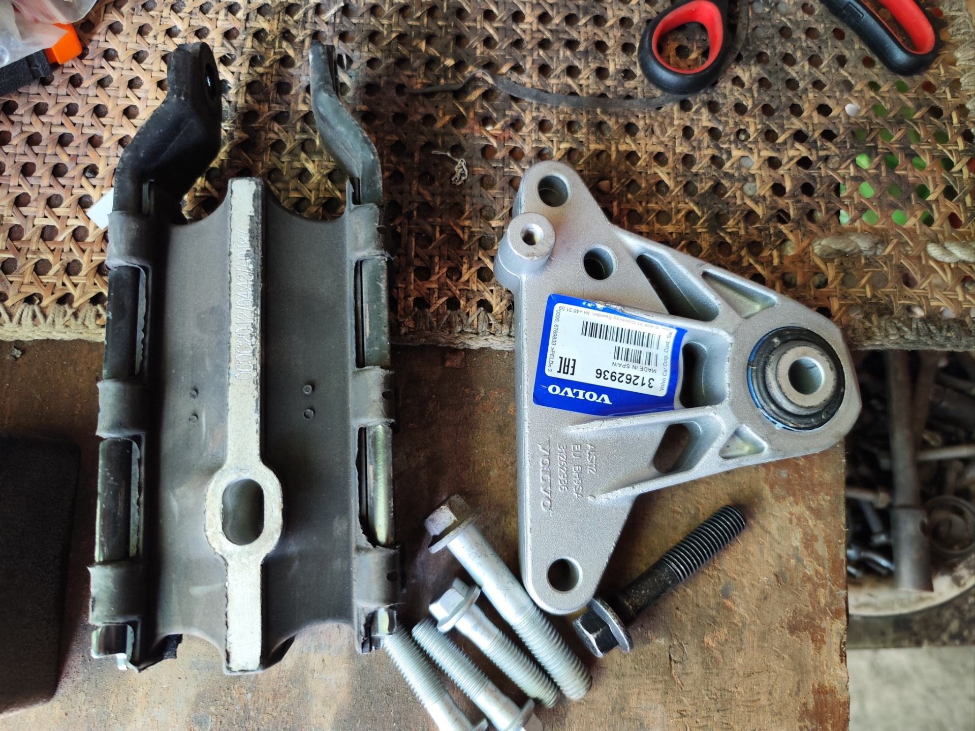 Дополнительная опора АКПП — Volvo S80 (2G), 2,5 л, 2007 года | своими ...