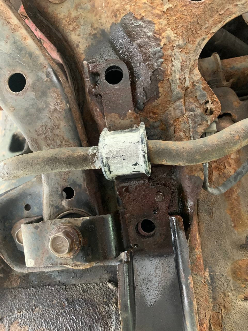 #26 Замена втулок переднего стабилизатора — Toyota Corolla (110), 1,3 л ...