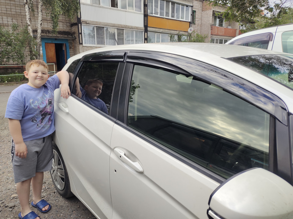 Установка ветровиков и мухобойки — Honda Fit (3G), 1,3 л, 2017 года ...