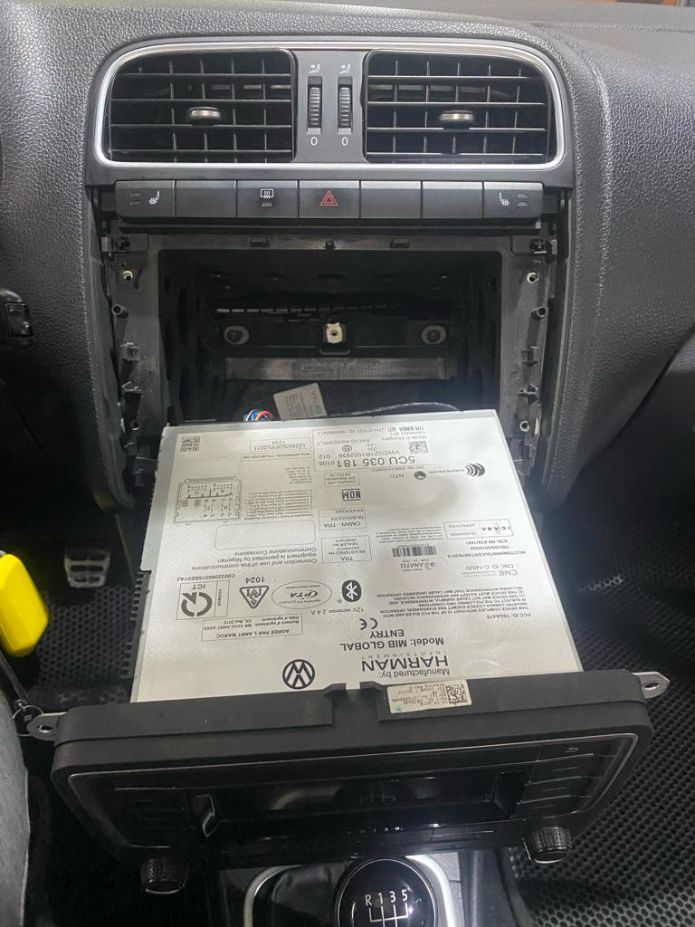 Замена центрального дефлектора 6RF 819 728 C и рамки магнитолы ...