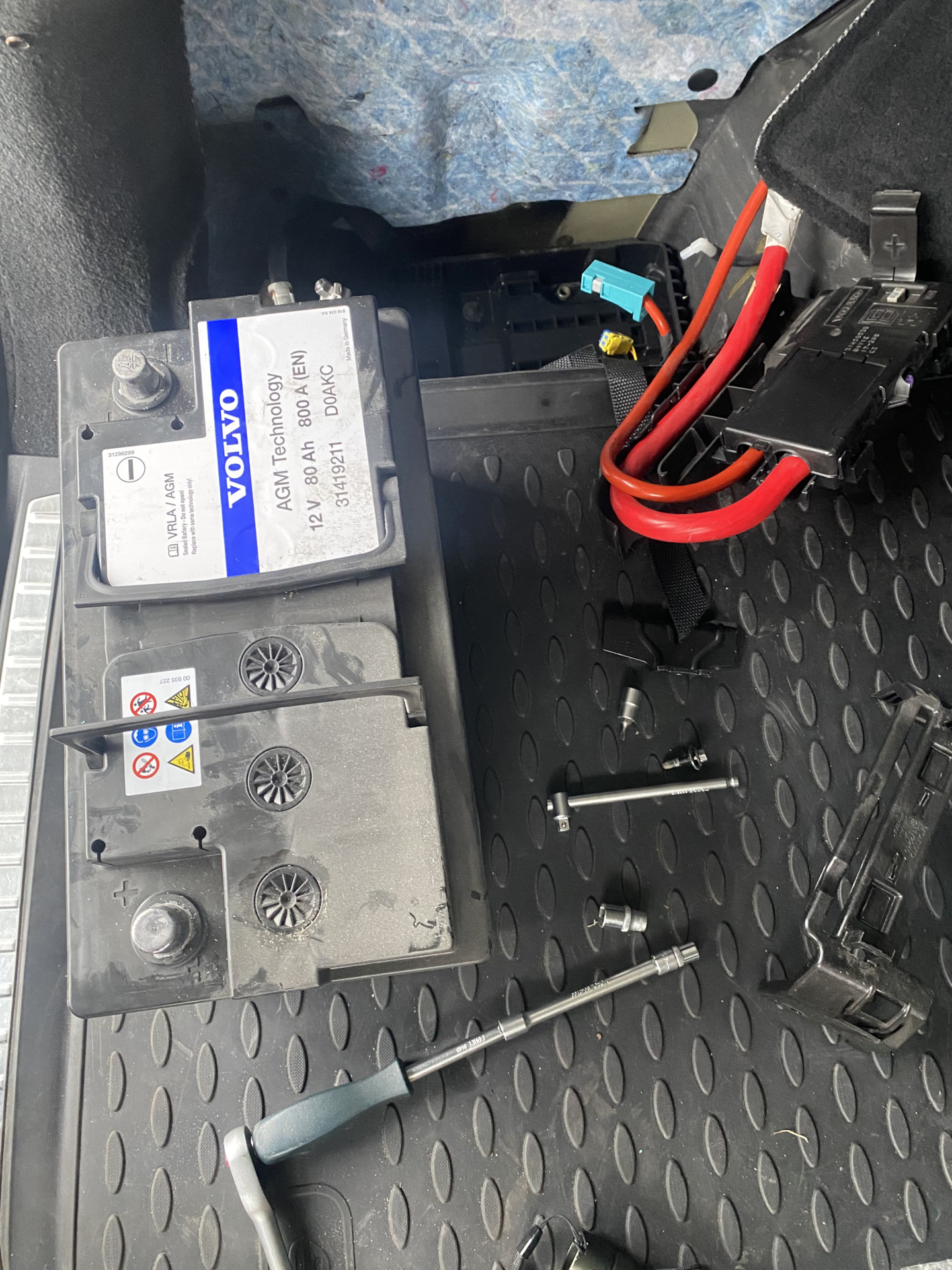 Замена основного АКБ — Volvo V90 Cross Country, 2 л, 2017 года ...