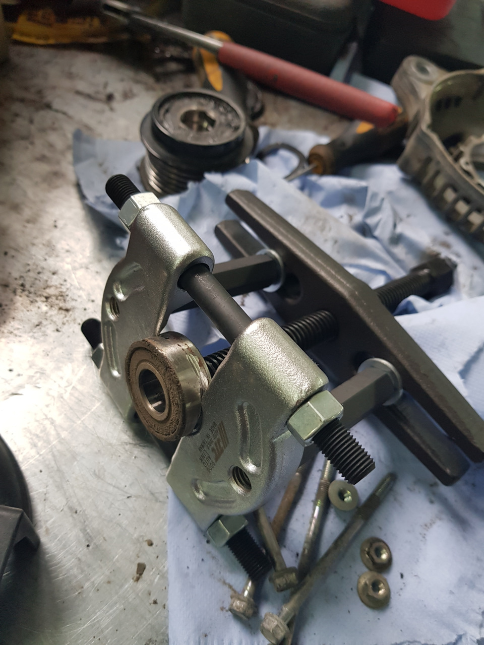 Замена подшипника генератора — Toyota Corolla (140/150), 1,6 л, 2011 ...