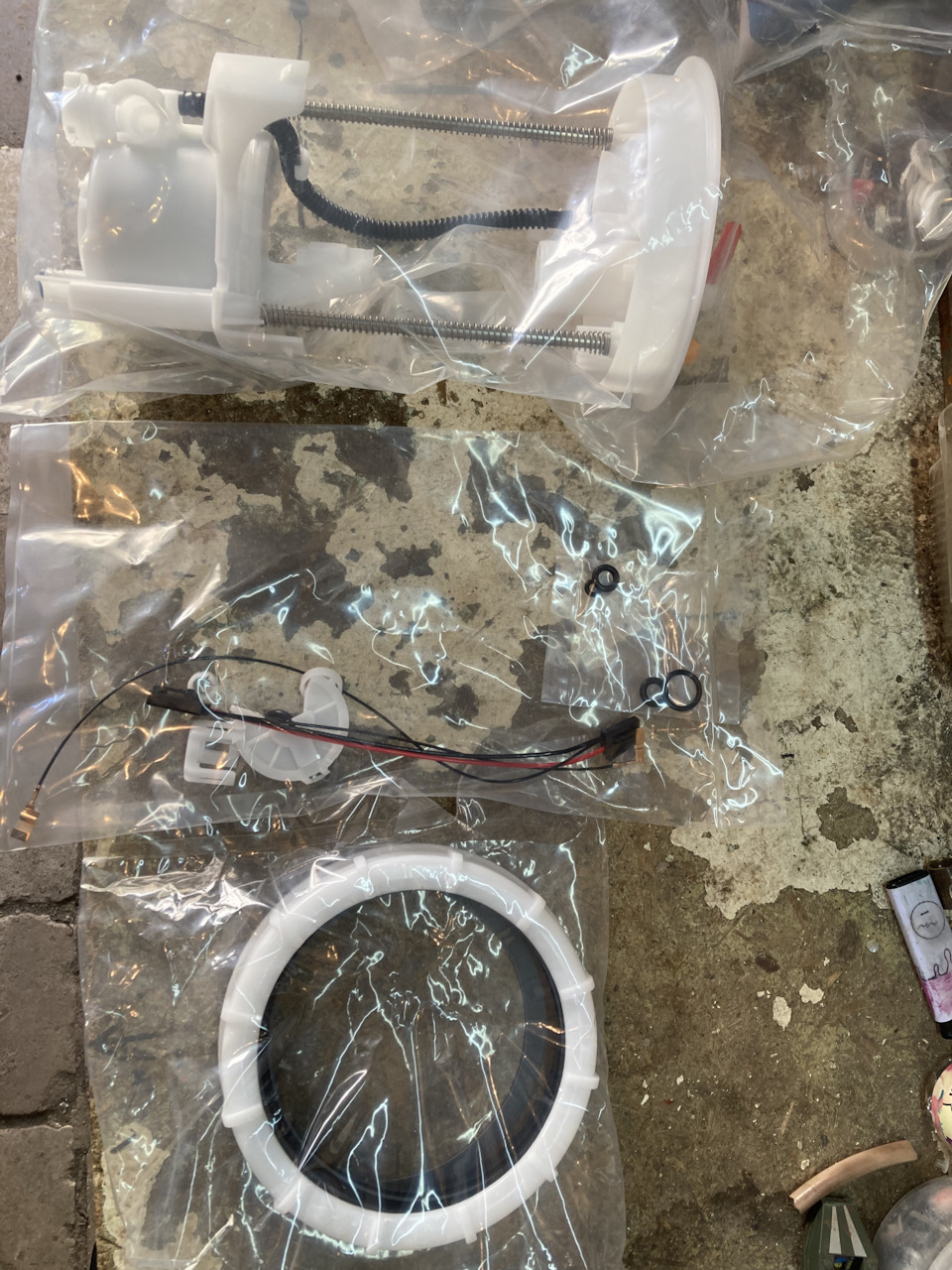 Замена топливного фильтра — Honda Civic 4D (8G), 1,8 л, 2007 года ...