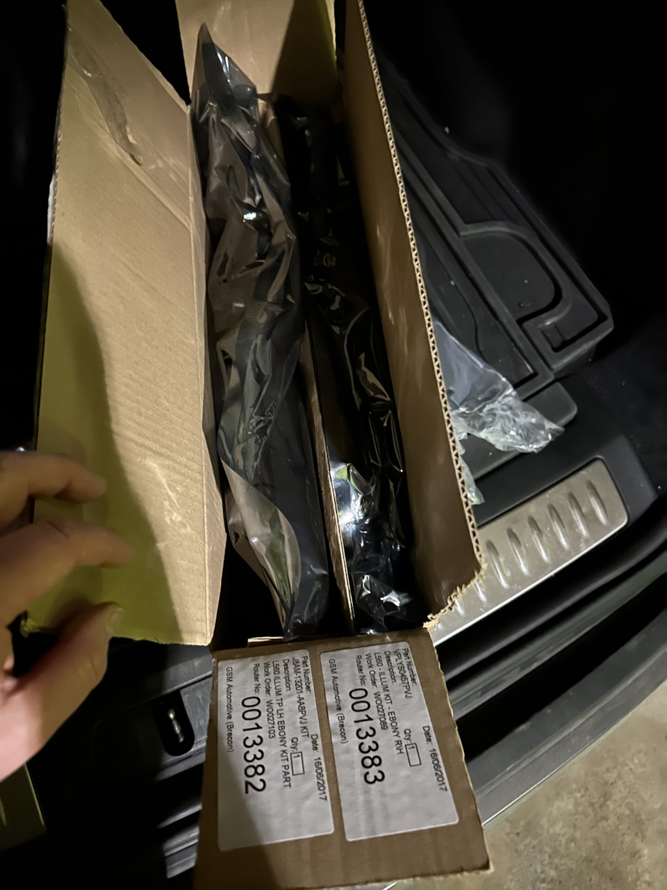 Комплект накладок с подсветкой на пороги передних дверей Range Rover ...