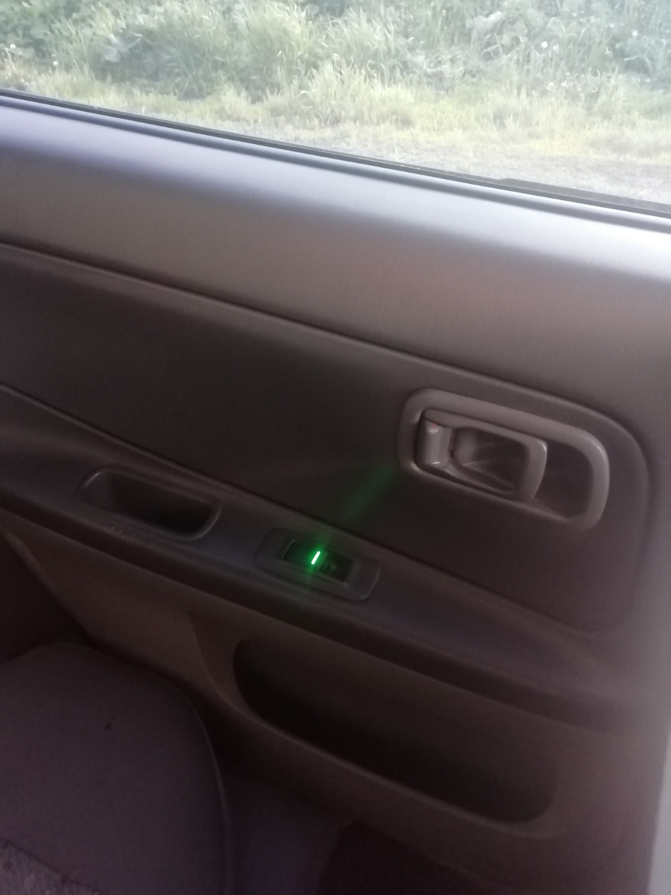 Подсветка кнопок стеклоподъёмников — Nissan Expert (W11), 1,8 л, 2000 ...