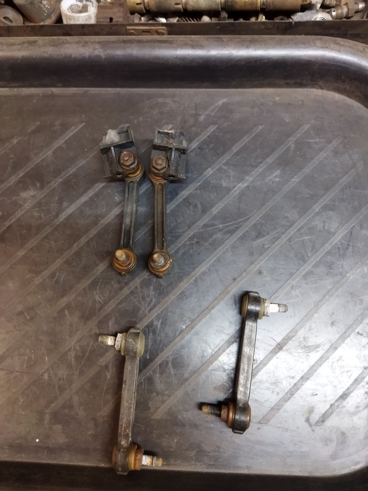 Замена задних пневмостоек, обслуживание тяг и немного по подвеске ...