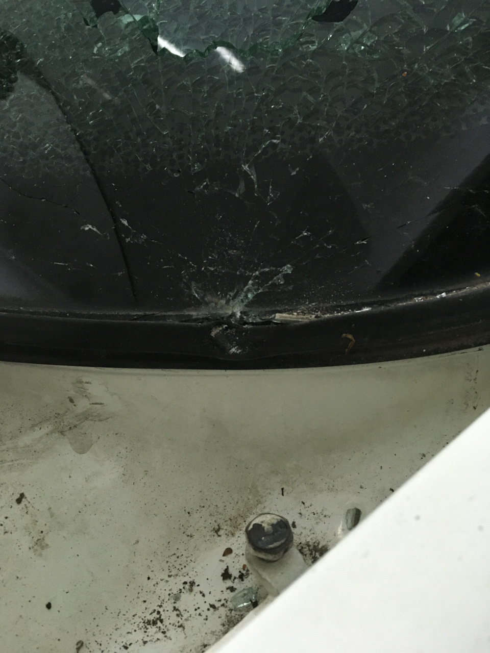 Неудачная замена газлифтов -которая стоила оригинального заднего стекла ...