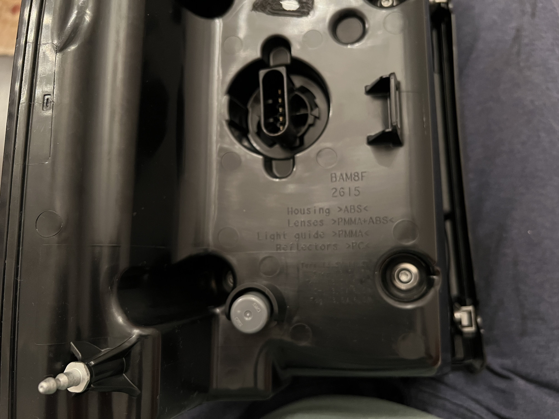 Замена всей оптики. Накладки на задний бампер. Шильдик. — Land Rover ...