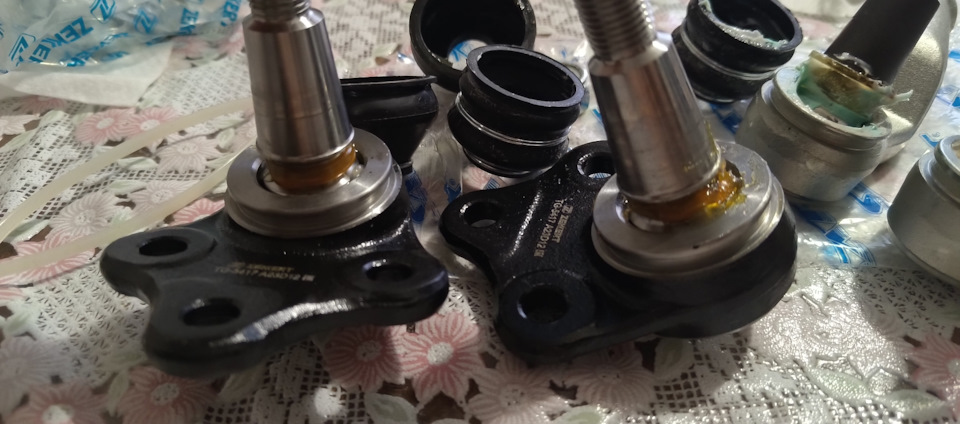 Смазка шаровых соединений — Ford Mondeo IV, 2 л, 2012 года | запчасти ...