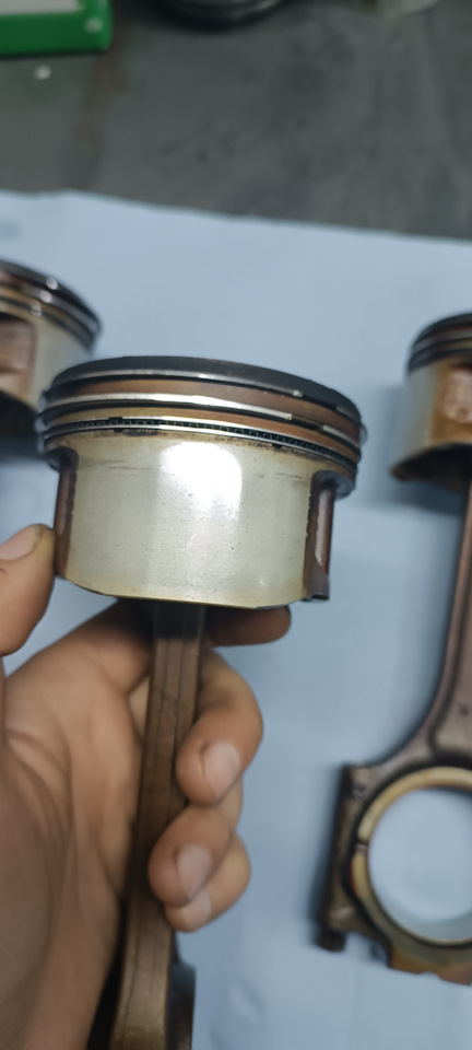 Комплект шатунов и поршней на Volvo 850, Volvo S70, Volvo S60 (1G ...