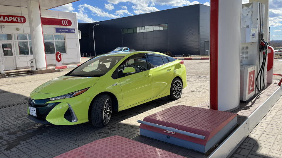 Toyota Prius Plug-in Hybrid (2G) 1.8 гибридный (Plug-in) 2018 | LimeON ...
