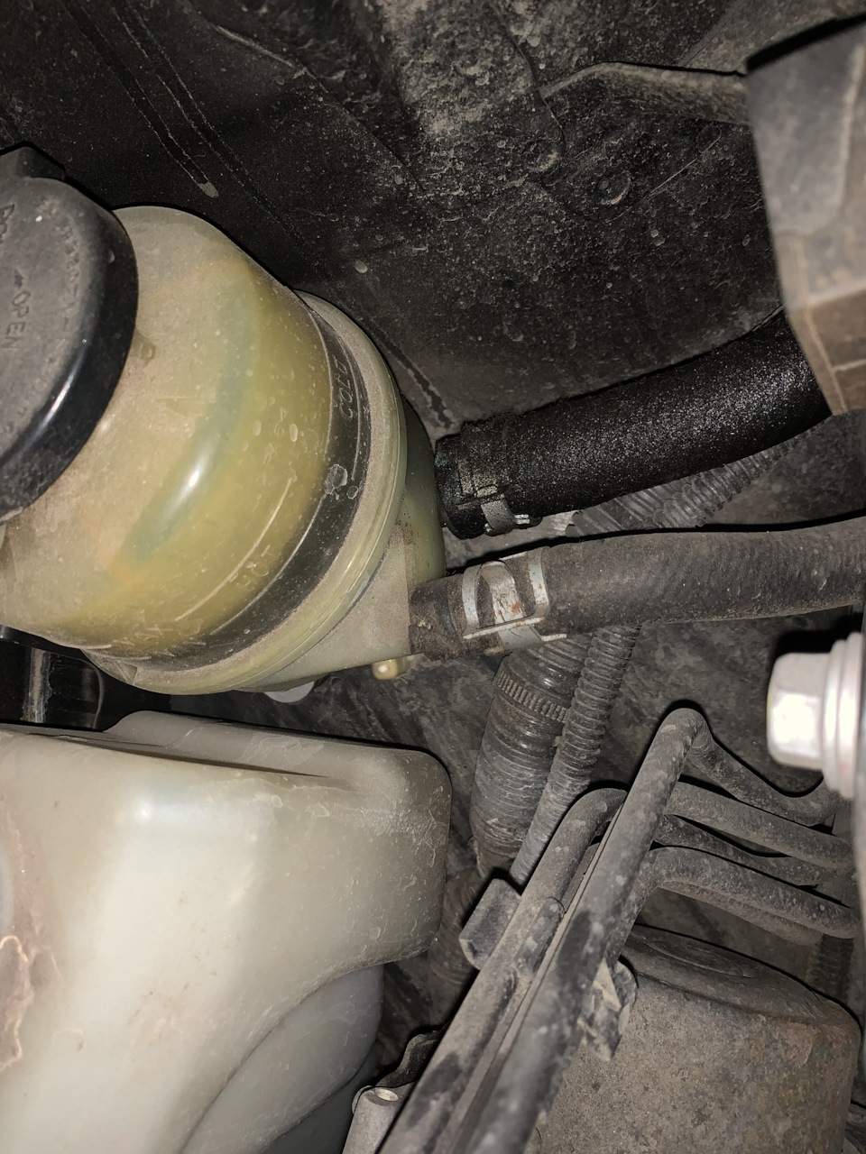 Замена патрубка обратки Гур — Toyota Camry (XV40), 2,4 л, 2008 года ...