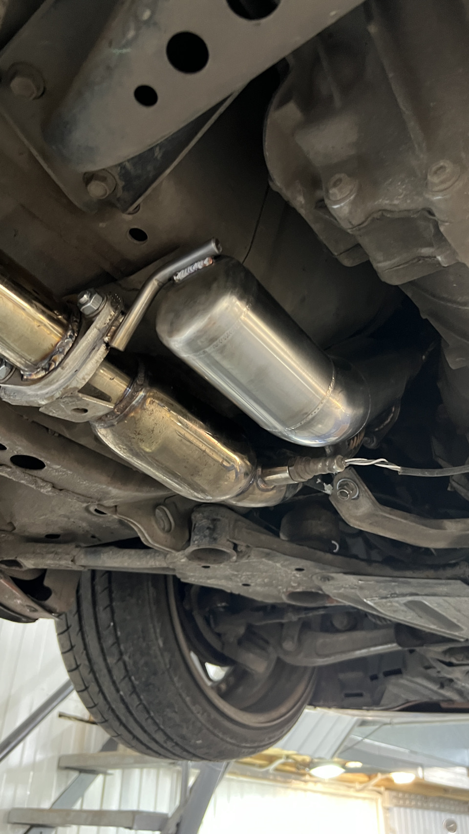 Выхлоп — резонаторы Гельмгольца — Nissan 350Z, 3,5 л, 2003 года ...