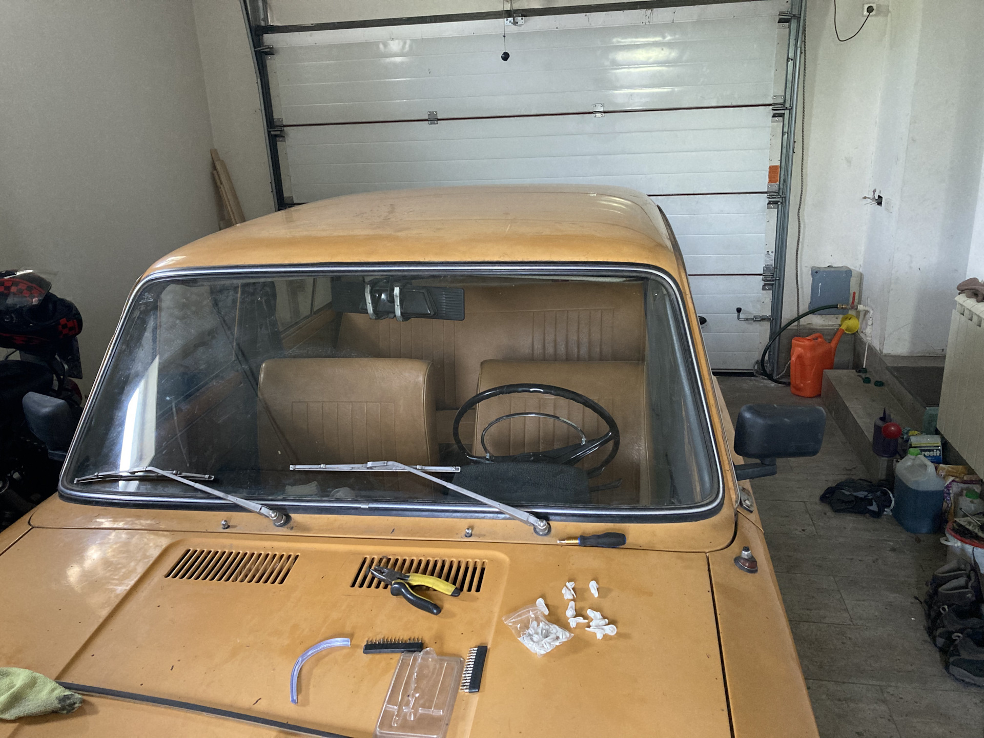 Заменил клин лобового стекла — Lada 2101, 1,2 л, 1978 года | своими ...