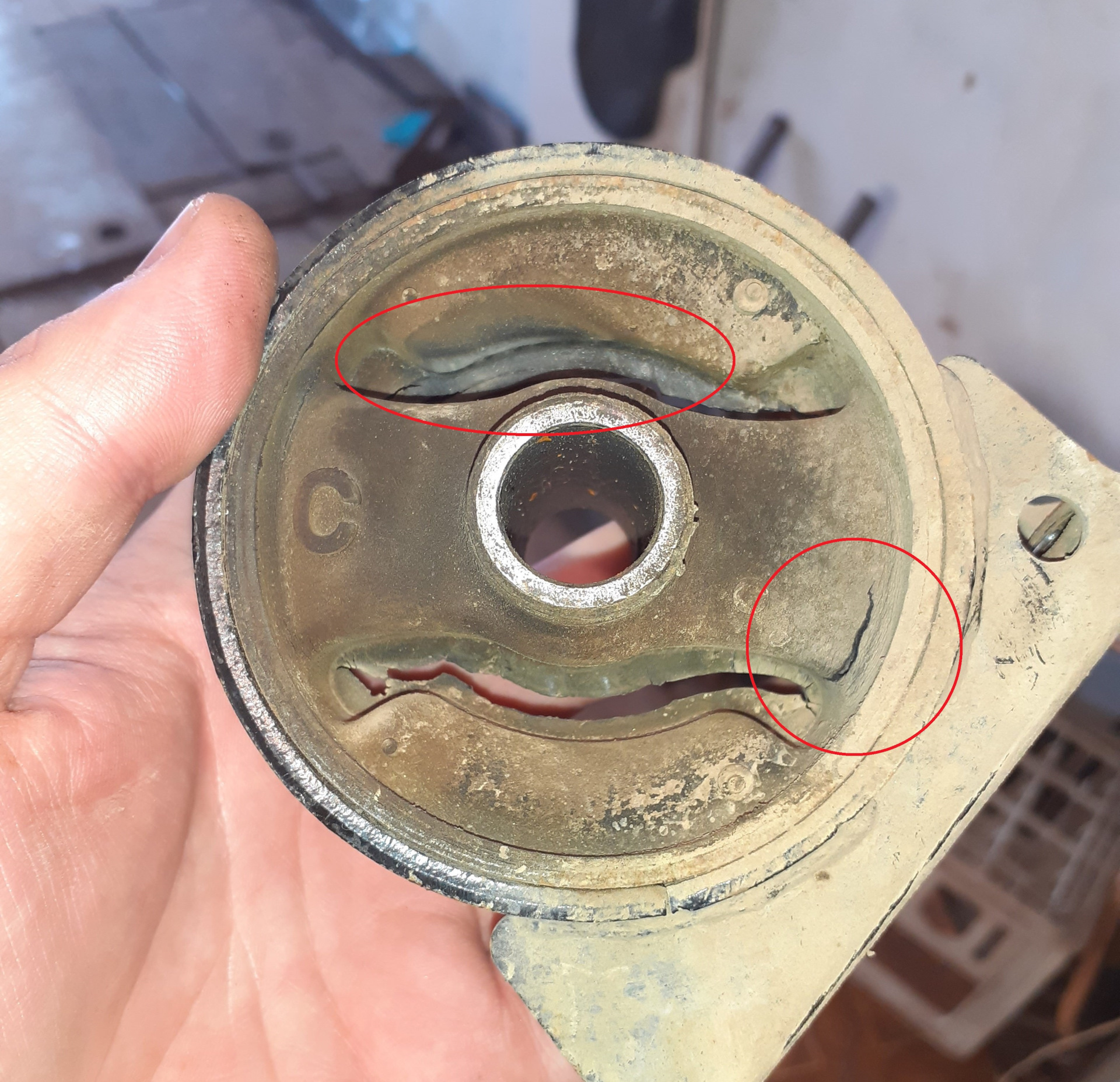 Замена передней опоры двигателя, MN 184355 — Mitsubishi Lancer X, 1,5 л ...