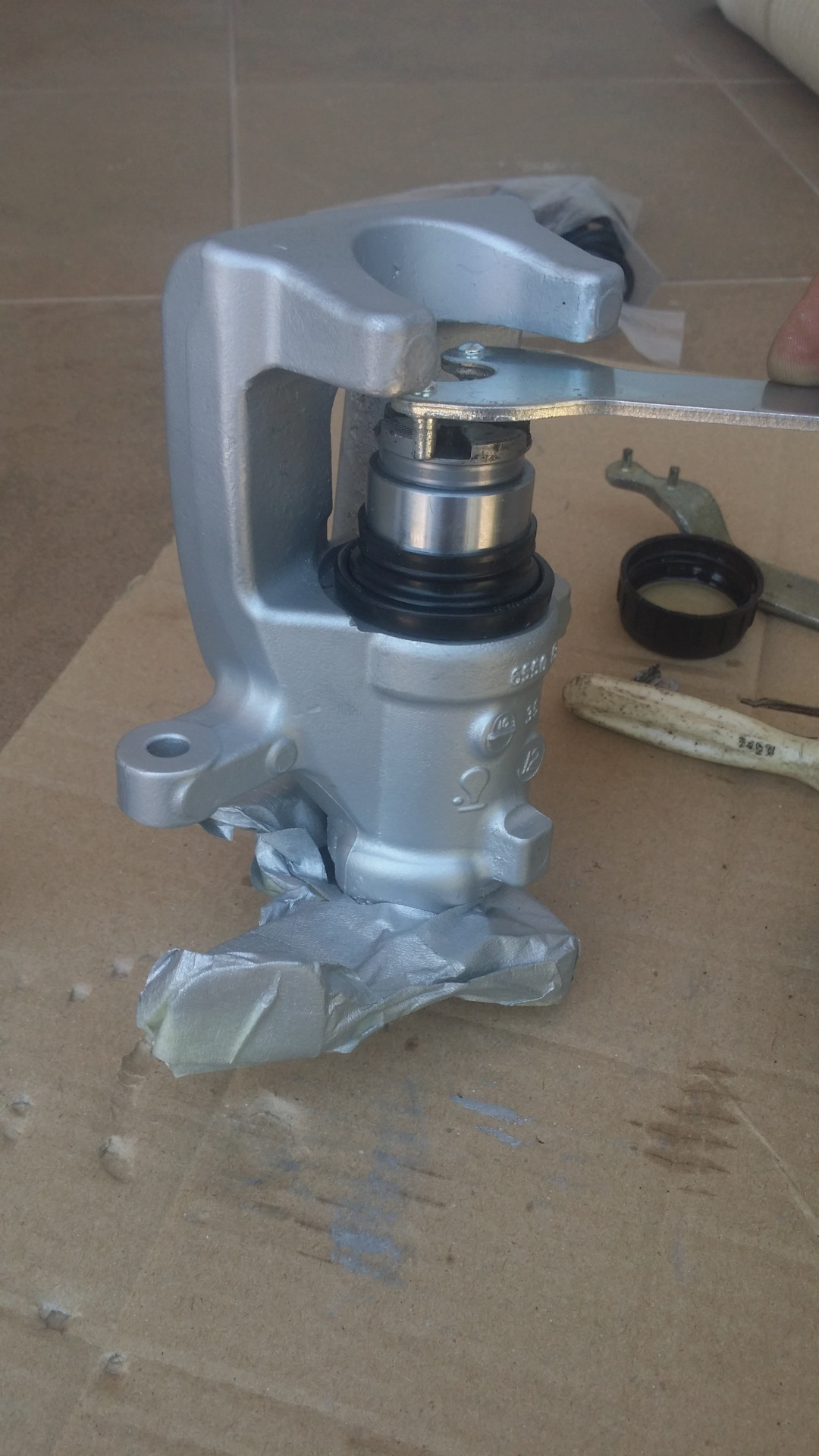 Замена пыльника заднего тормозного поршня. KIA CEED JD 2013 — KIA Ceed ...