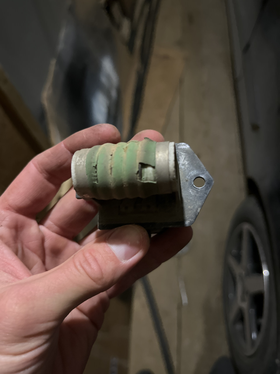 Замена резистора вентилятора — Opel Corsa D, 1,4 л, 2007 года | своими ...