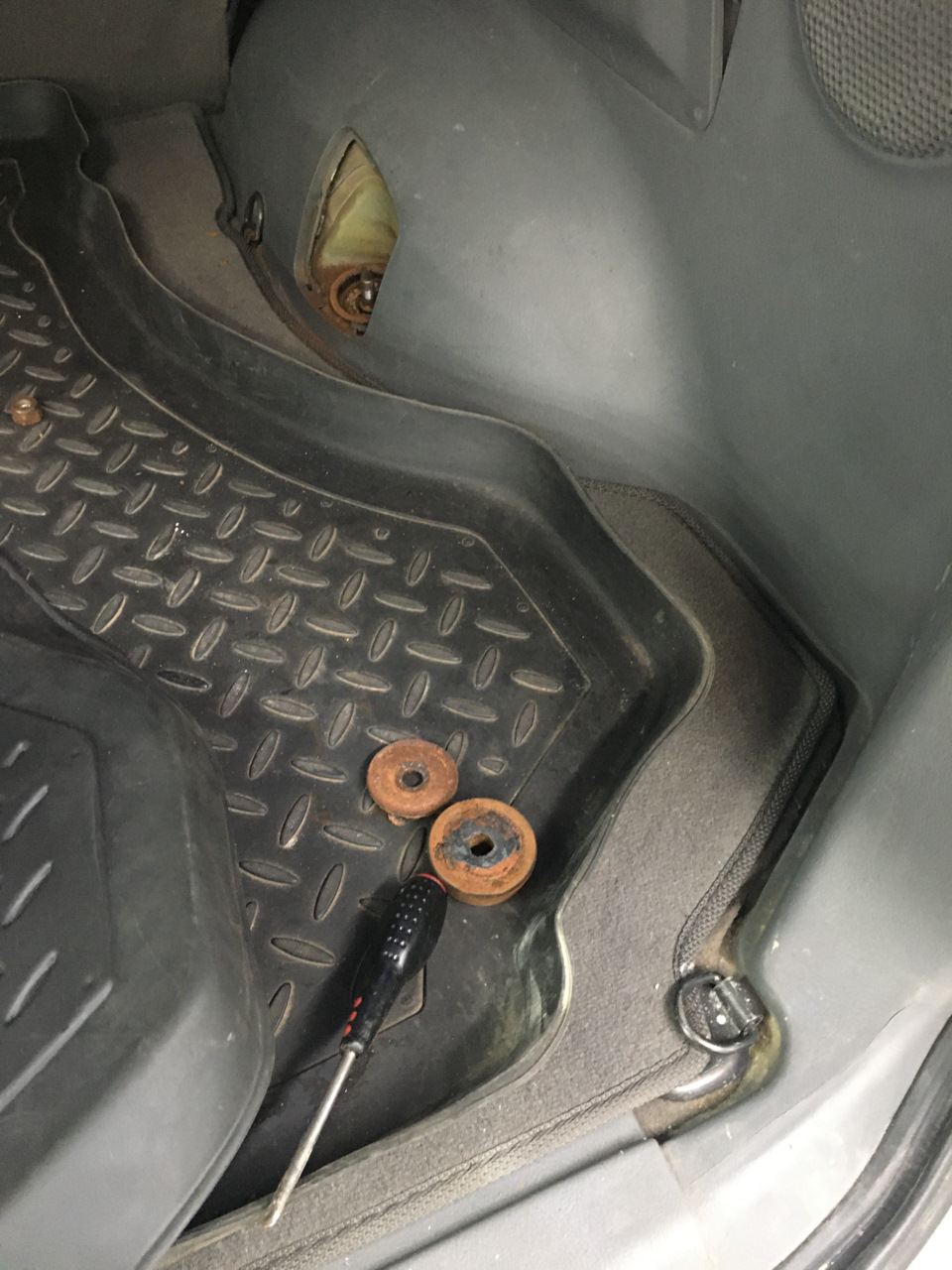 Замена резинок задних аммортизаторов 124100км — Hyundai Santa Fe (1G ...