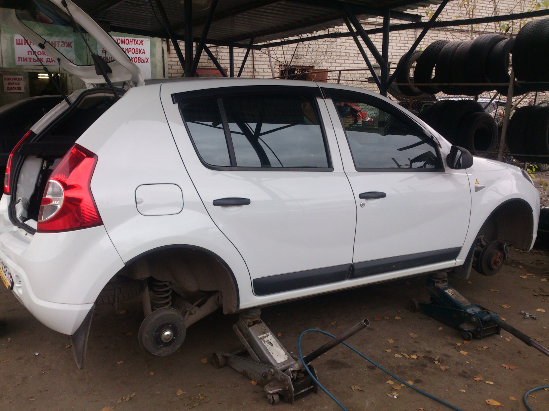 Переобулись в зимние тапки — Renault Sandero 1G, 1,4 л, 2013 года ...