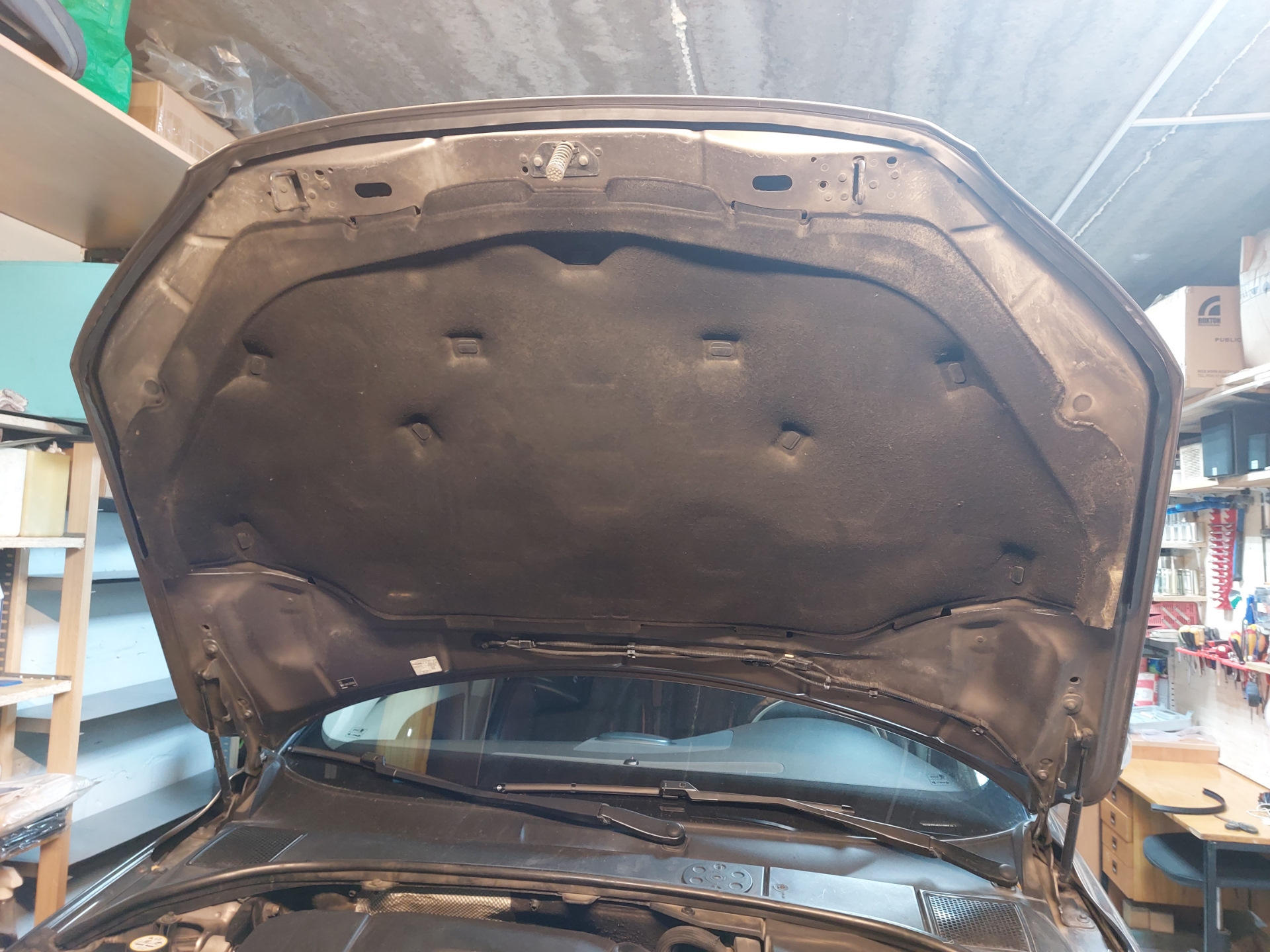 Уплотнитель капота — Volvo XC70 III, 2,4 л, 2010 года | своими руками ...
