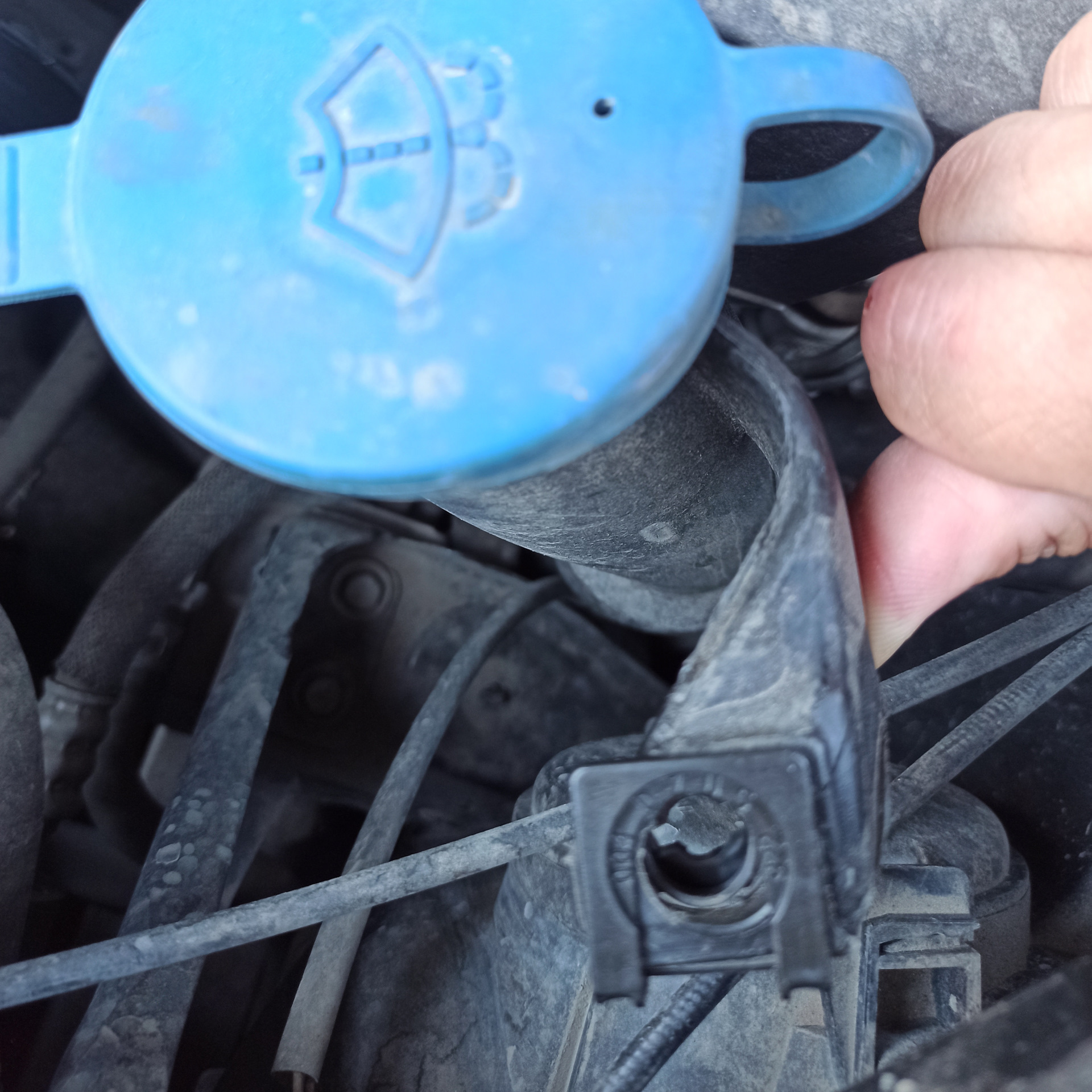 Вернул крепление горлышка бачка омывателя — Mercedes-Benz GLK-Class ...