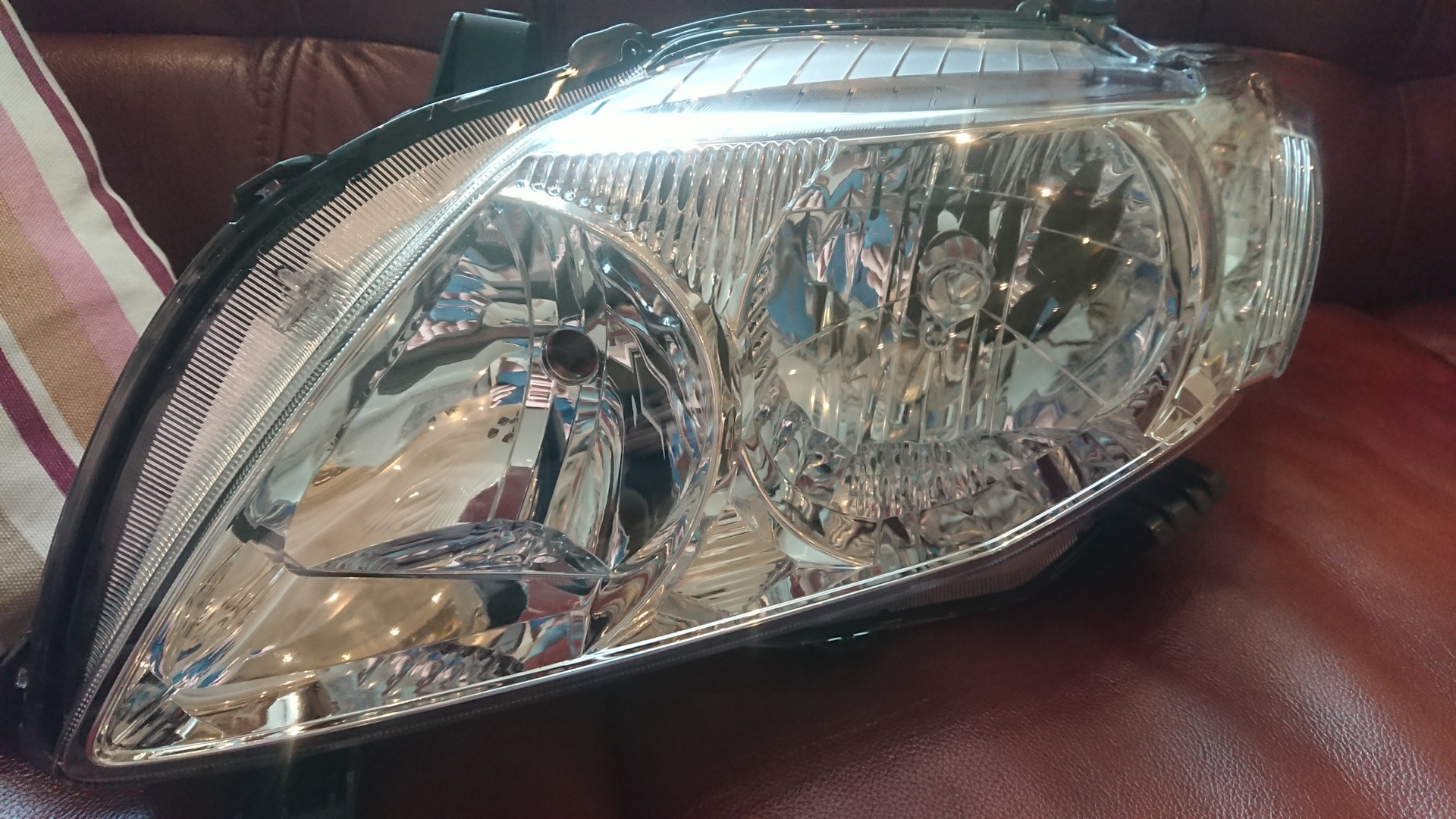 Левая оригинальная фара для полного комплекта — Toyota Corolla (140/150 ...