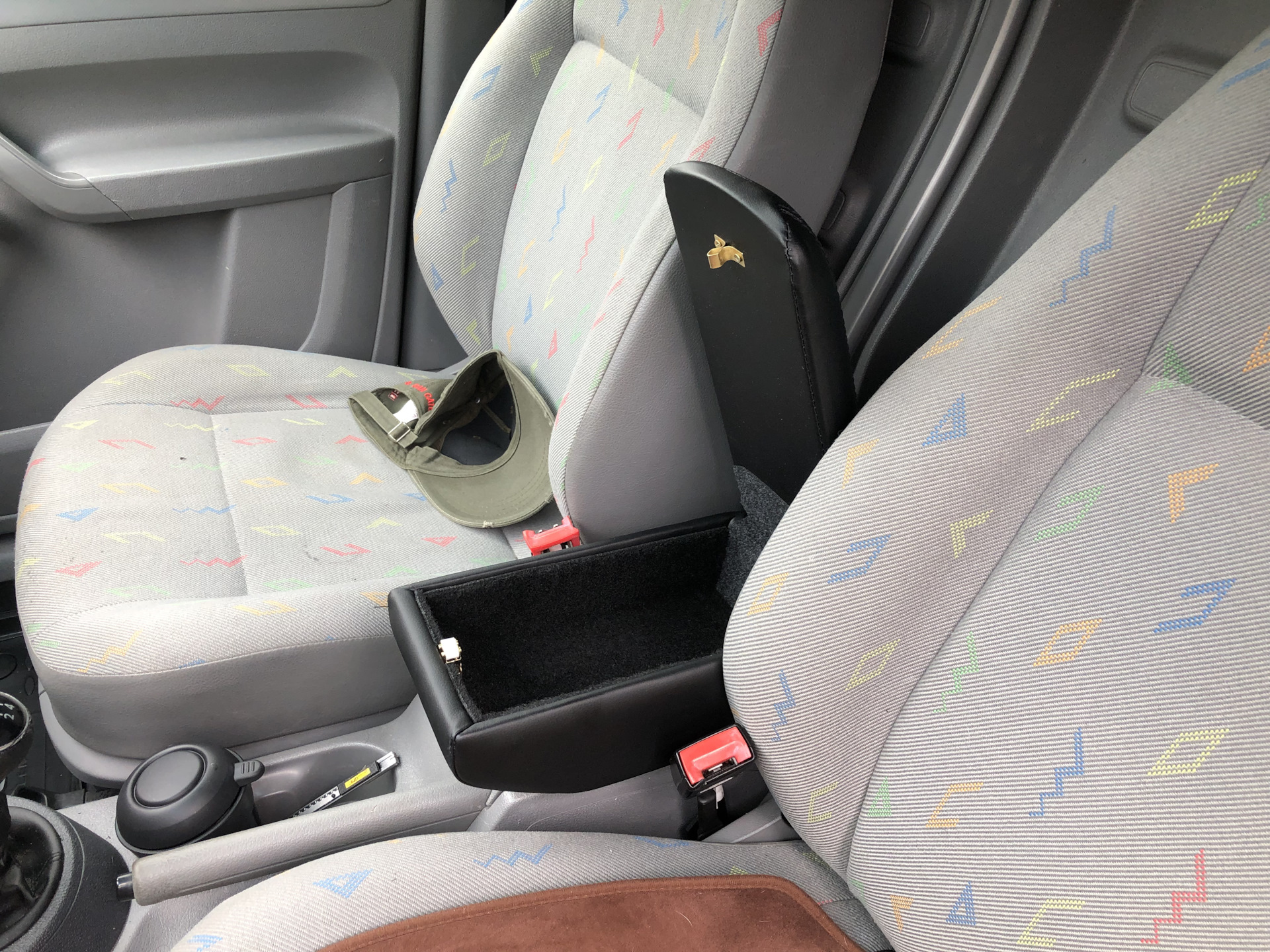Подлокотник от ВАЗ — Volkswagen Caddy (3G), 2 л, 2008 года | аксессуары ...