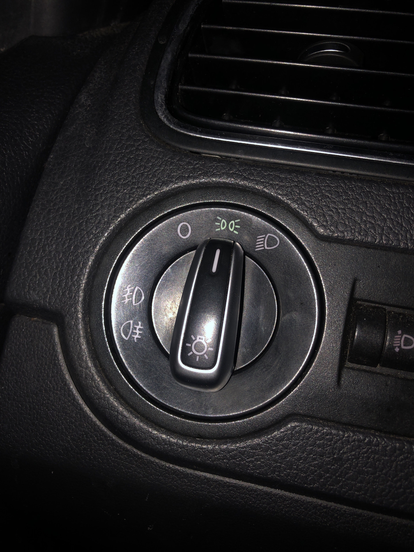 Кнопка включения фар — Volkswagen Polo Sedan, 1,6 л, 2013 года ...