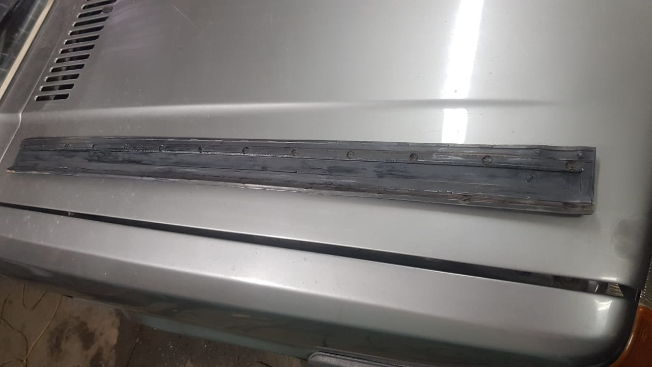 Крепим молдинг без саморезов или как это было с завода — Audi 80 (B2 ...