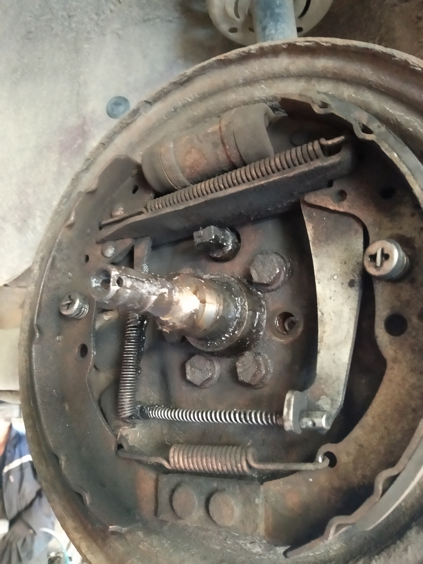 Замена сайлентов правого рычага, втулок стабилизатора и левого заднего ...